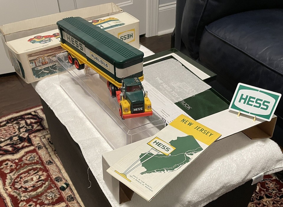 1976 Hess Box Truck, V2 With CC NJ Hess Map 40TH Anniversary HardCover ...