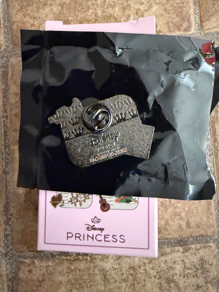Disney Loungefly Louis's King Cake Princess and the Frog Recipe Pin | eBay