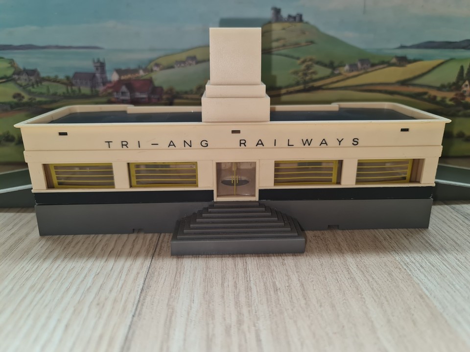TRIANG MODEL RAILWAYS TT GAUGE T25 BOOKING HALL WITH PLATFORM, RAMPS ...