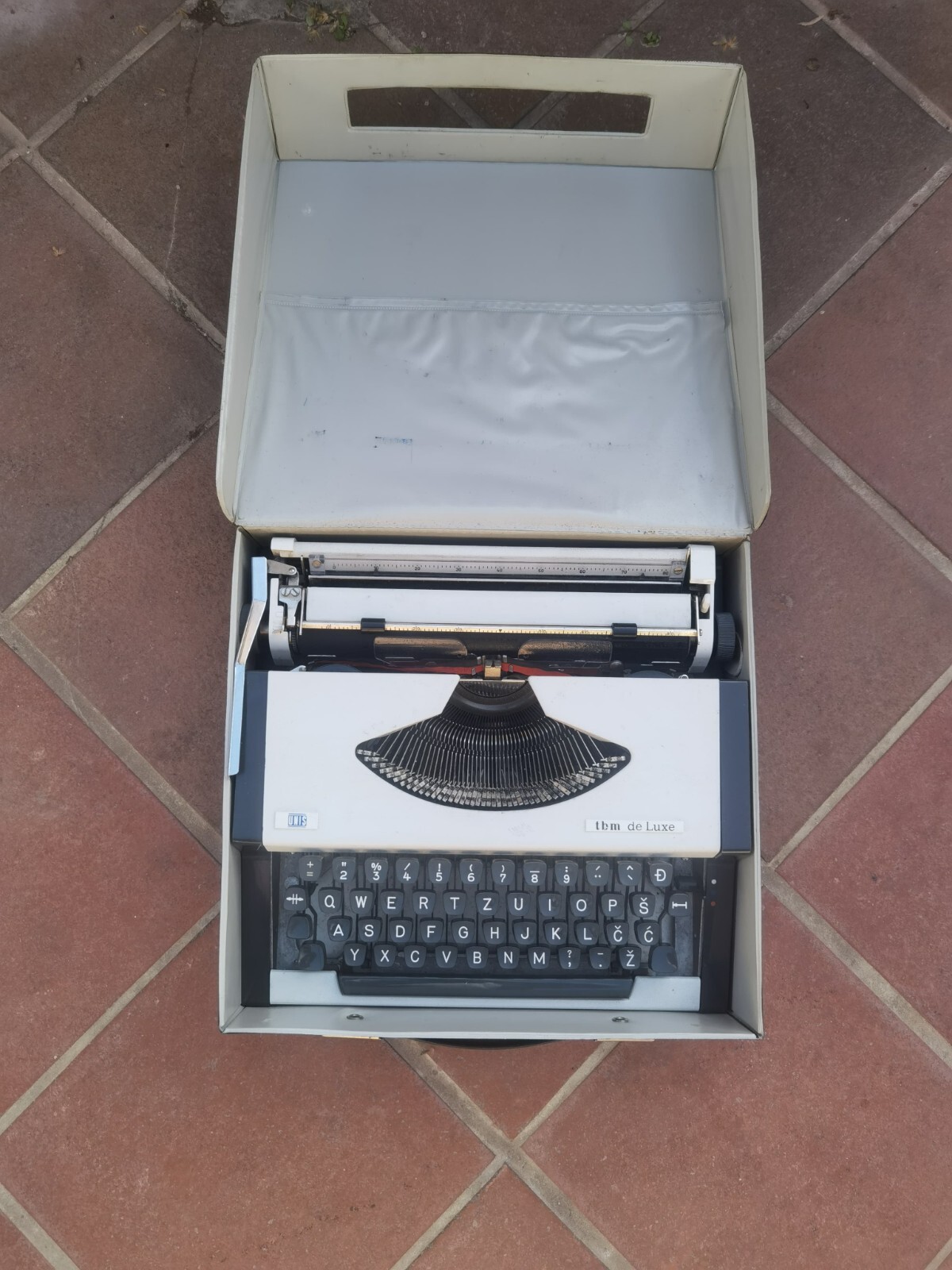 Unis TBM Deluxe, vintage portable typewriter, English Alphabet manual ...