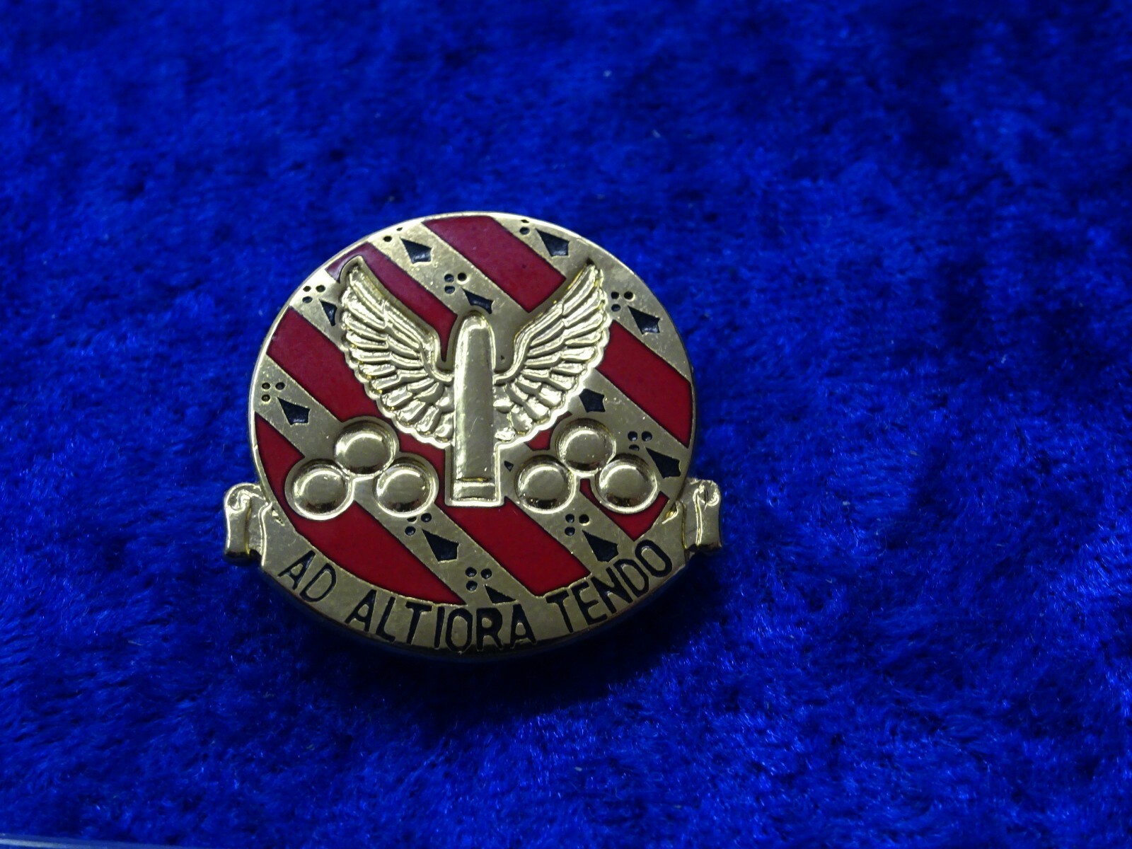 A53-20 US ARMY 7th Infantry Artillery Crest AD Altiora Tendo | eBay