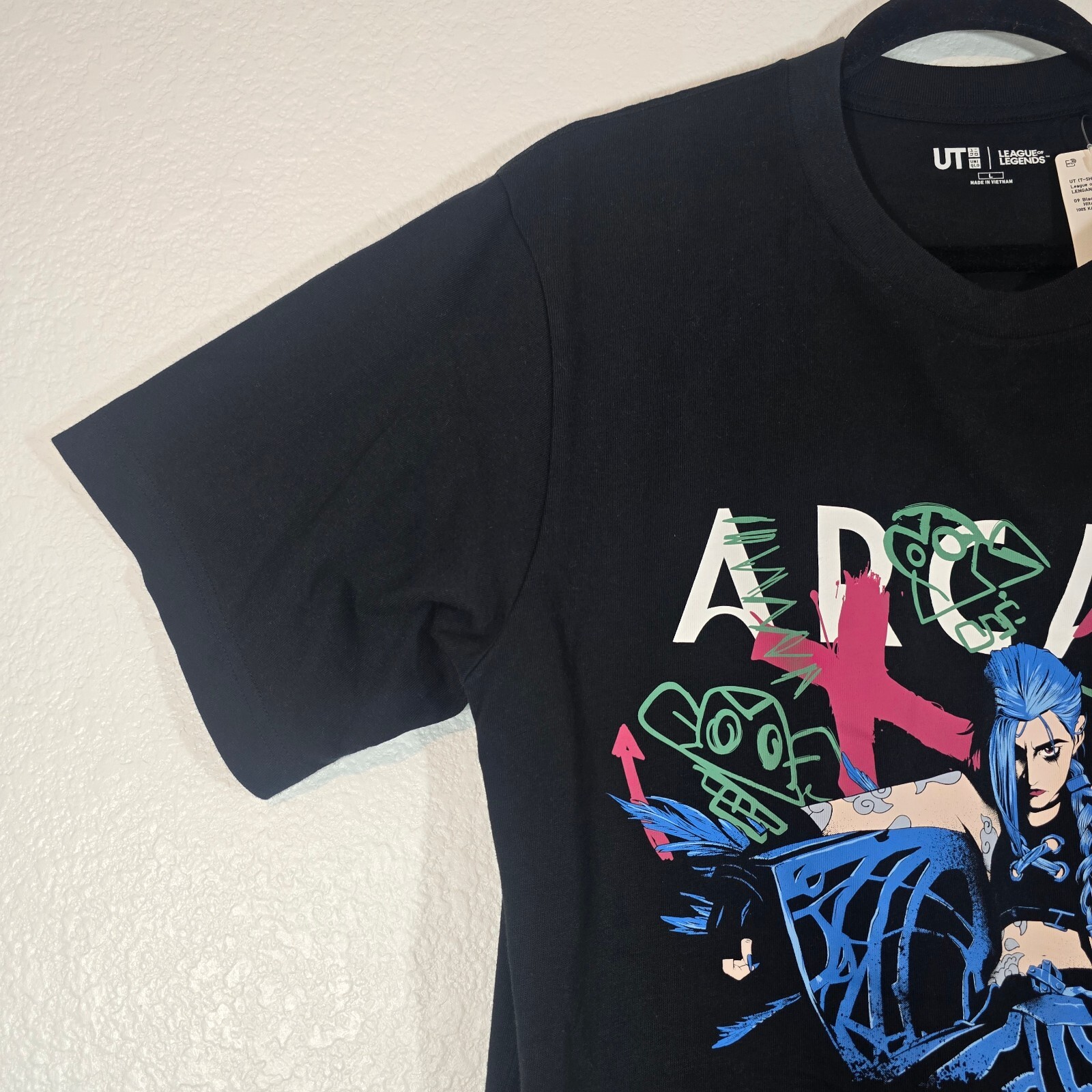 Uniqlo ARCANE League of Legend Men Large UT Graphic T-Shirt Black Short ...