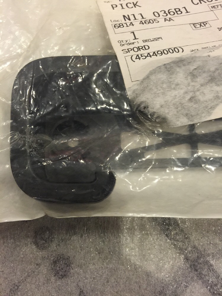 OEM 13-15 CHRYSLER TOWN AND COUNTRY HEADLINER GRAB HANDLE RETAINER ...