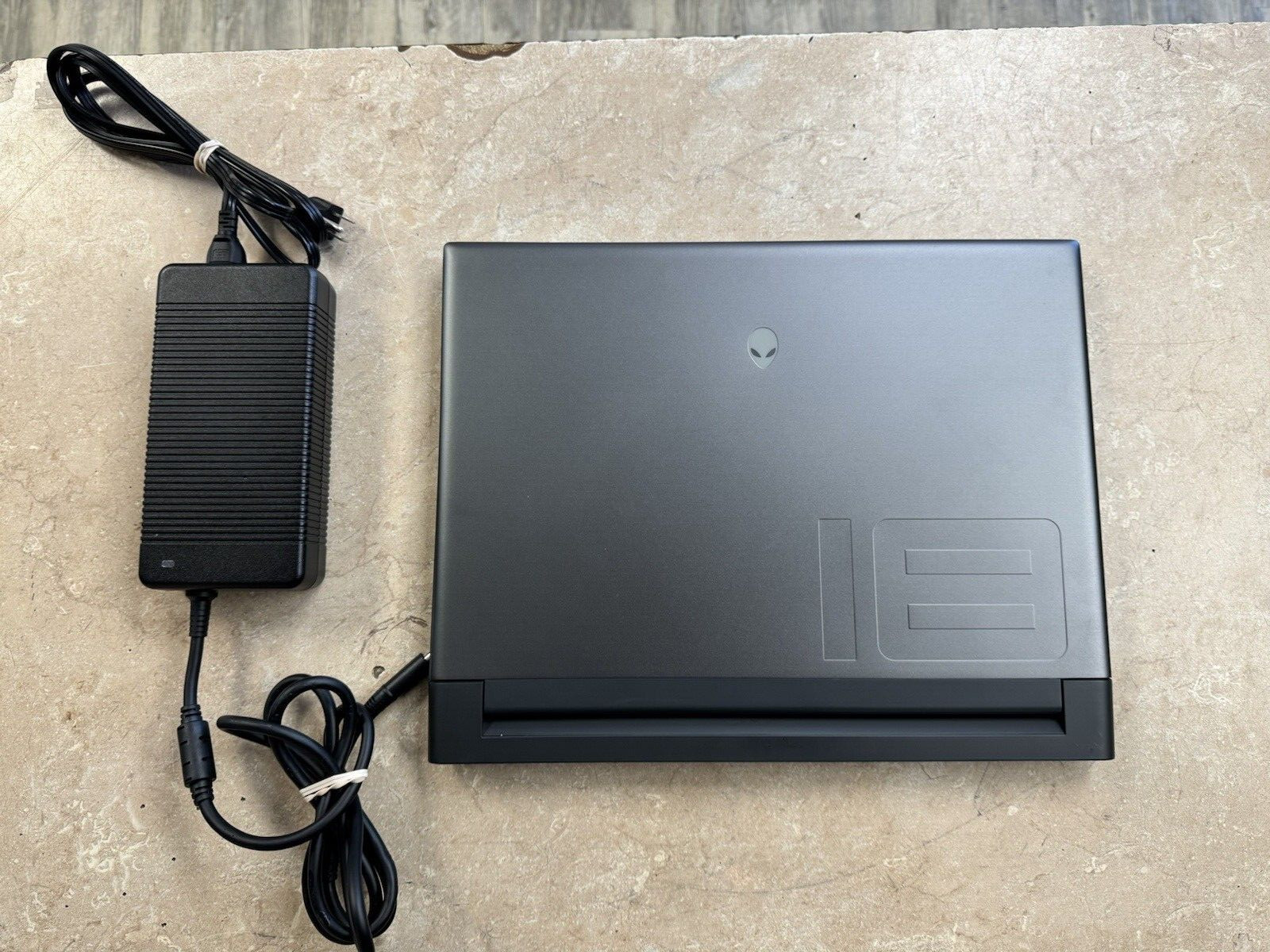 Alienware M18 R1 18" AMD Ryzen 9 7845hx 32GB 1TB SSD RTX 4070