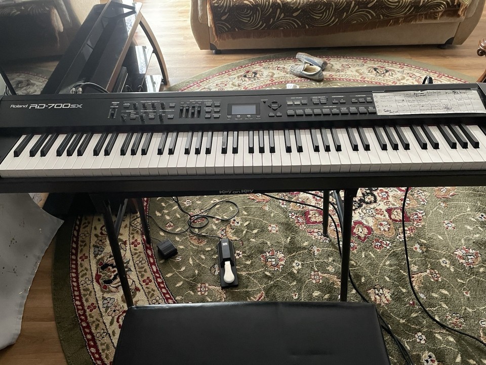 Electric piano - ROLAND RD700-SX with Yamaha powered reference speakers ...