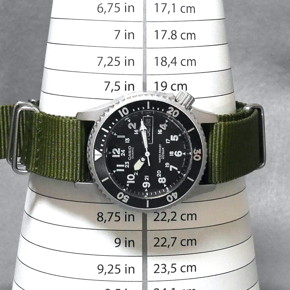 CASIO Dive Watch MD-707 1989 Black Green Day-Date indicator Luminous ...