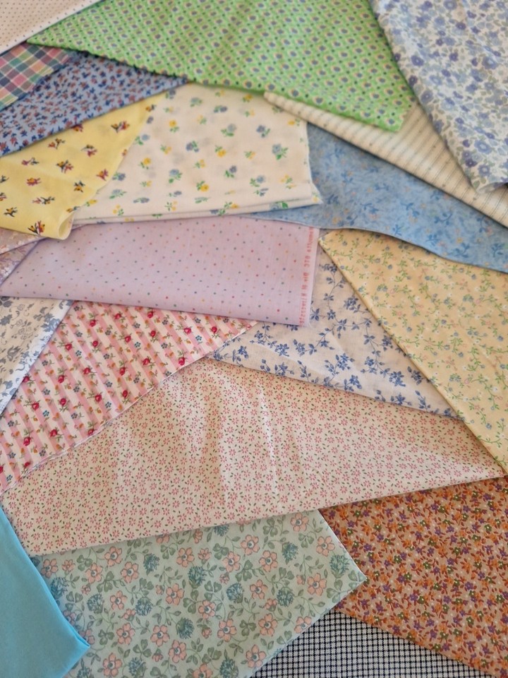 26 Pc. Vintage Lot of Calico Fabric Scraps, Doll Cloths, Quilt Tiny ...
