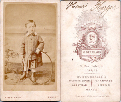 CDV Berthaud, Paris, Petit garçon nommé Henri Karger, tenant un cerceau ...