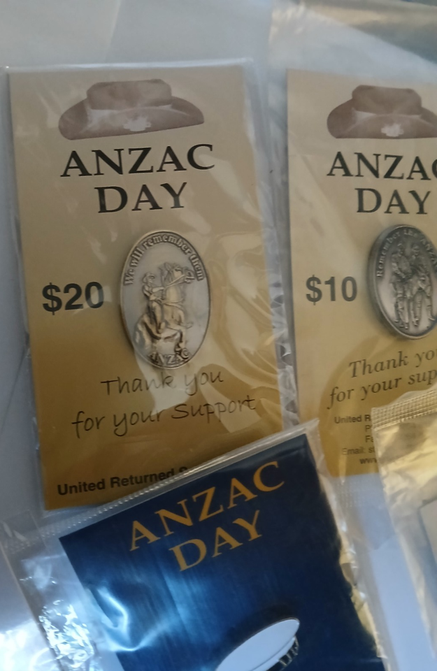 NEW IN PACK - BULK LOT - ANZAC DAY BADGES PINS x 9 - INCLUDES SLOUCH ...