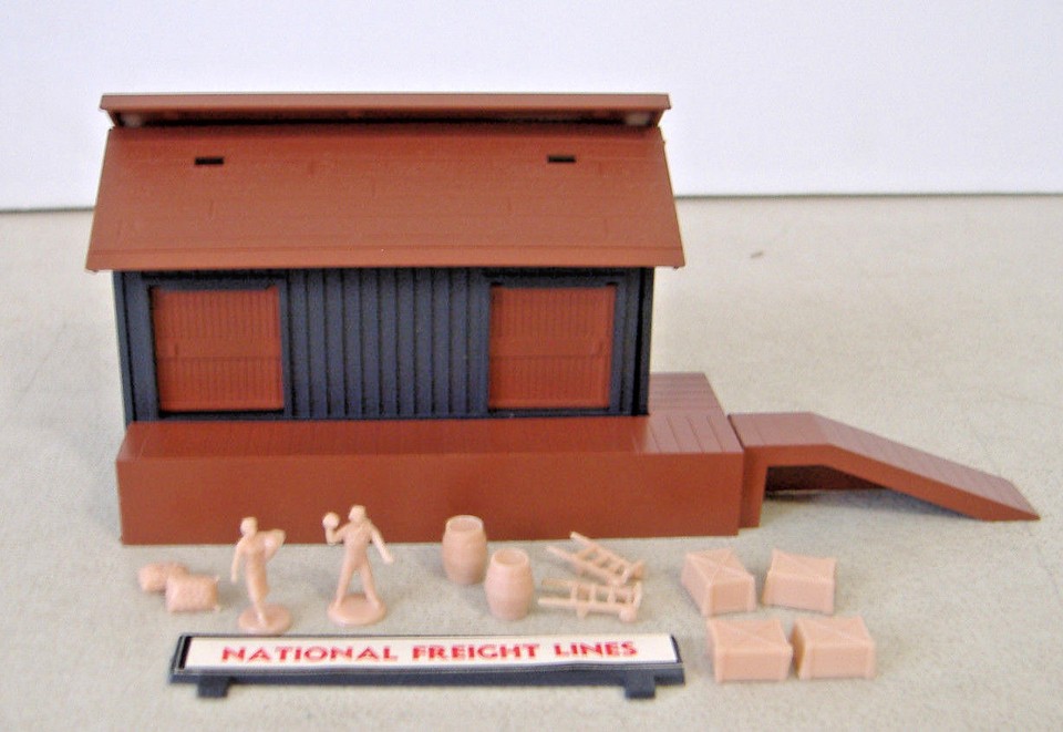 BACHMANN BROS.~PLASTICVILLE HO SCALE~FREIGHT STATION 2610-100~WITH BOX ...