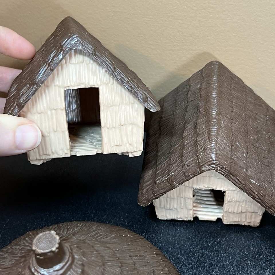 MARX DAKTARI VINTAGE Lot Of 6 Huts 4 Square 2 Round W/ Ladders BROKE ...
