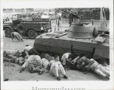 1958 Press Photo People Hide Behind Tanks During Rioting in Caracas ...