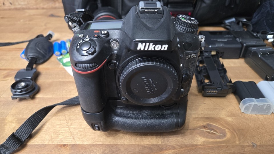 Nikon d7100 camera 18-200mm Lens, Memory Card, Batteries, Fish Eye Lens ...