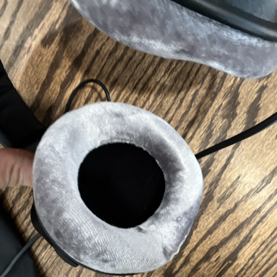 beyerdynamic DT 990 PRO 250 Ohm Over-Ear Headphones Black/Gray w/ Pouch ...