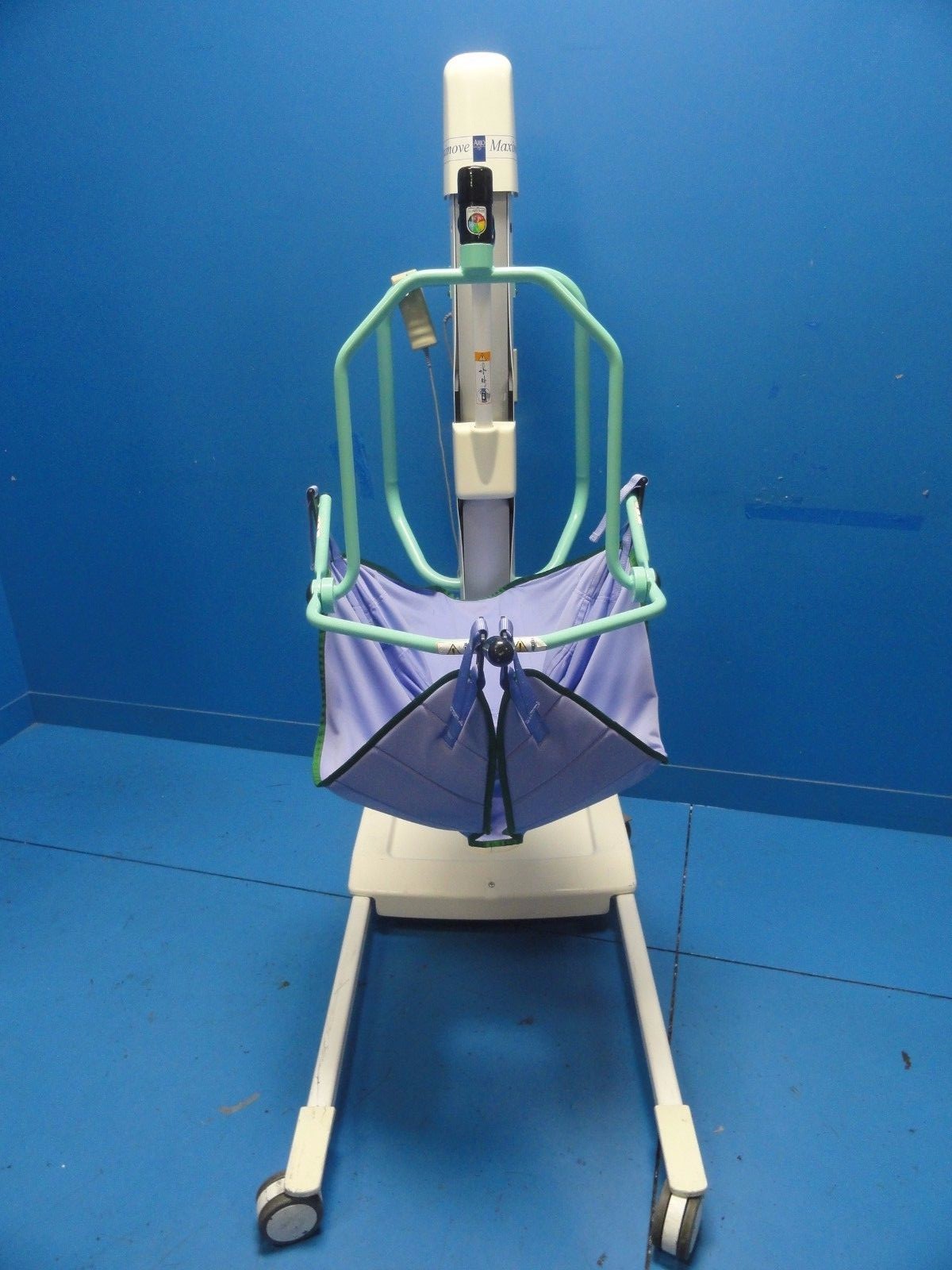 ARJO HUNTLEIGH MaxiMove Battery Powered Passive Sling Lift W/ Slings ...