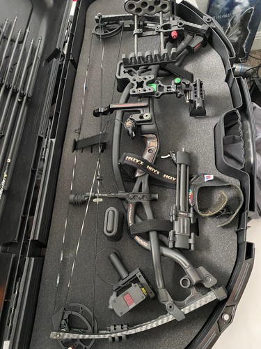 Hoyt Carbon Element with IQ Bow Sight, Leupold Rangefinder, T.R.U. Ball ...