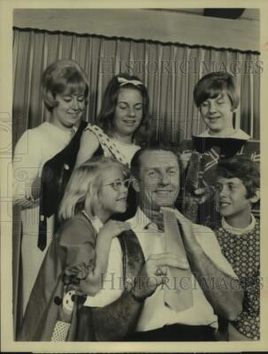 1968 Press Photo Myron Floren and his Five Daughters on "The Lawrence ...