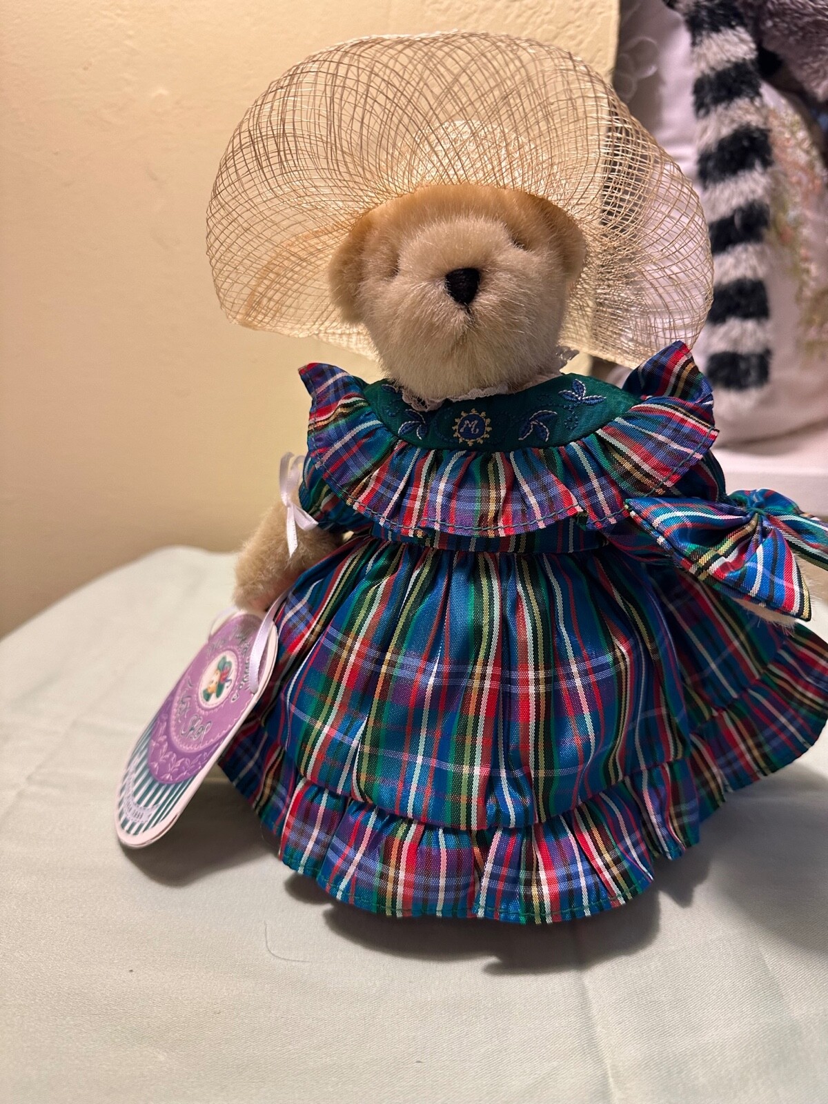 MUFFY VANDERBEAR Miss Muffy Belle’s Hat Shop 1999 with stand, hat, bow ...