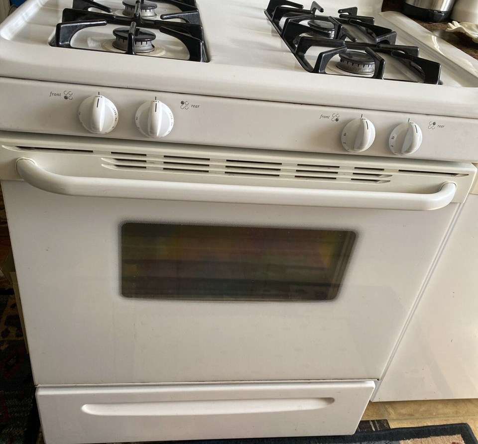 Gas Tappan White Stove Measures 30x25x35 With 4 Burners & 2 oven racks ...