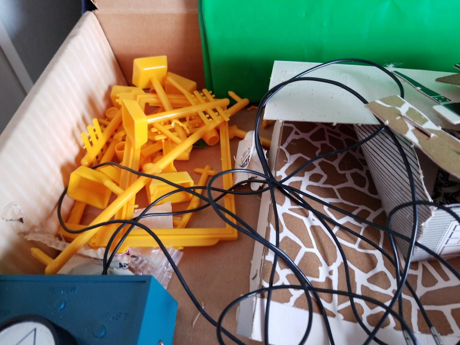 Vintage DX Red Diamond RR Battery Operated HO Electric Train Set in ...