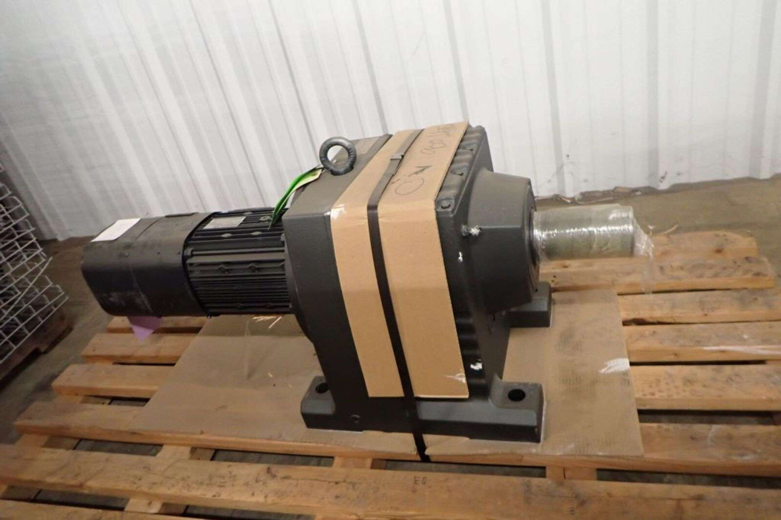 10HP SEW-EURODRIVE R-Series R137 DV132M4 73.49:1 RATIO Helical ...