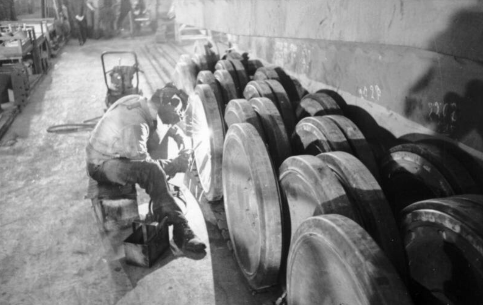 WW2 WWII Photo German Welder Tiger Tank Road Wheels World War Two ...