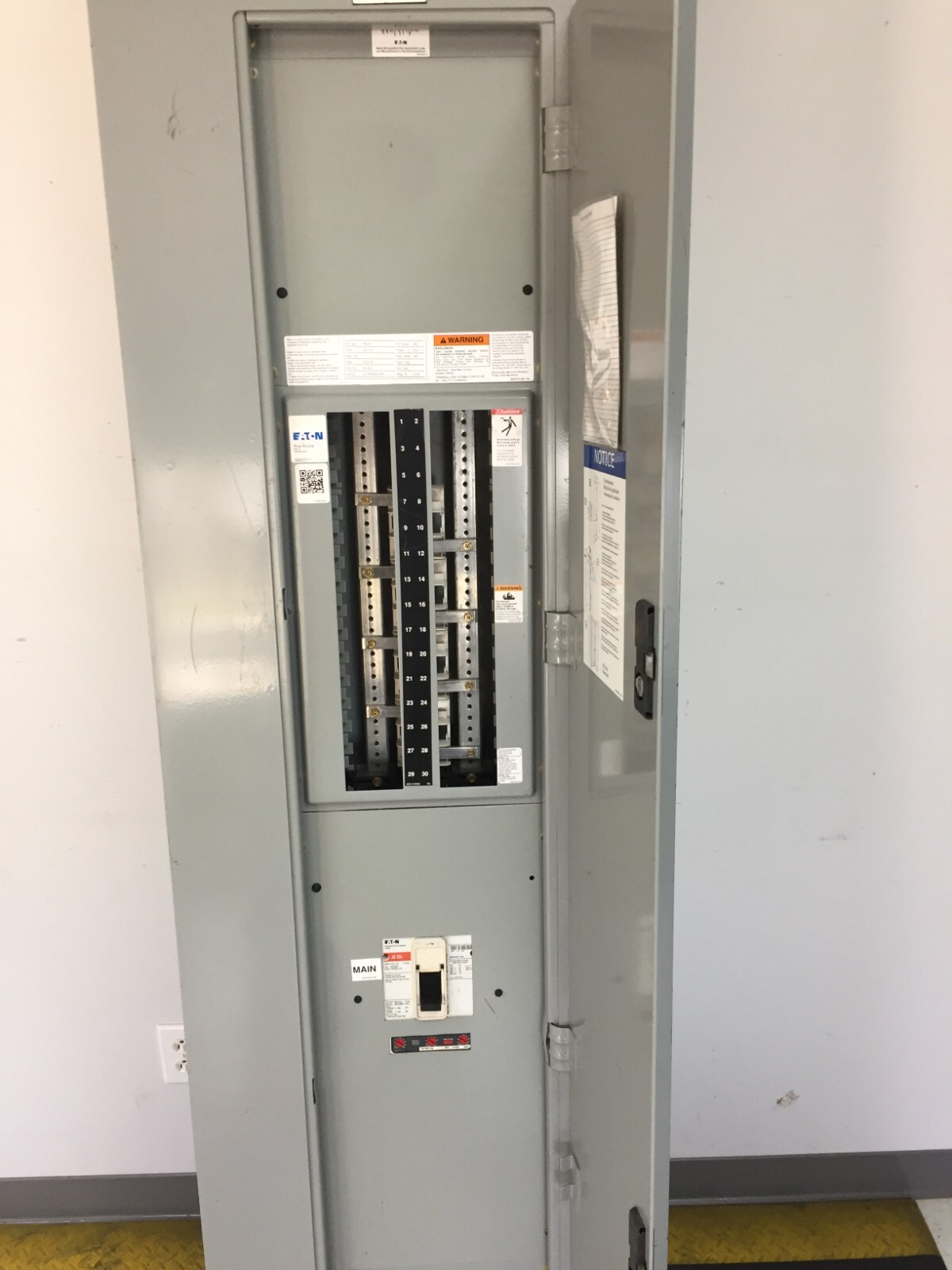 EATON 250 AMP 208/120 VOLT 3 PHASE 3 WIRE 30 CIRCUIT MAIN BREAKER PANEL ...