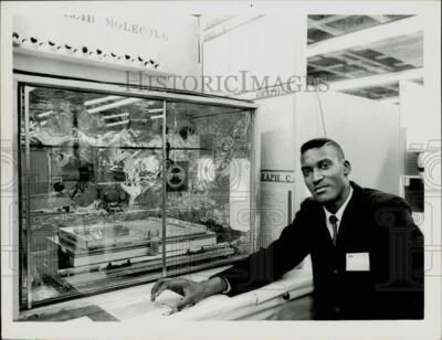 Press Photo Frederick Douglas Ford showing his experiment at Science ...
