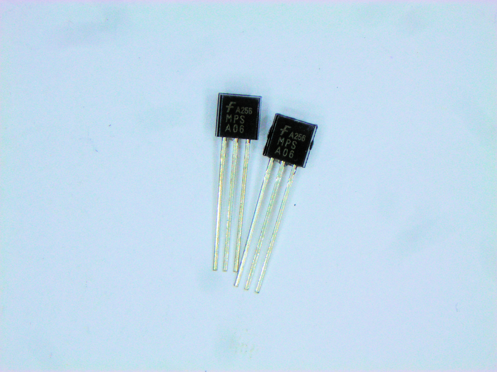 Fairchild MPSA06 NPN Transistor 80 VCE HFE 100 IC –max 500 MA To92 - 5 ...