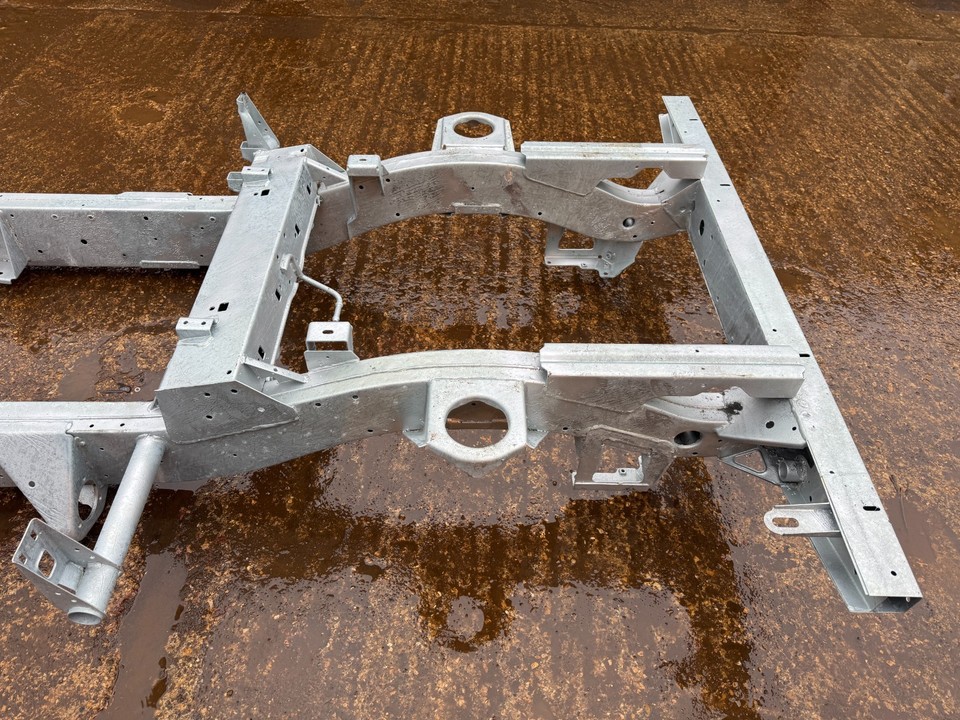 Land Rover Defender Td5 PUMA 90 Genuine LR galvanised chassis - READ ...