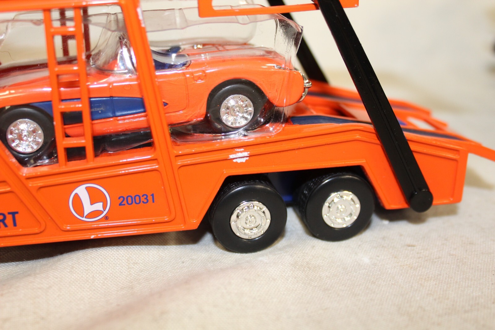 Ready Made Toys Lionel RMT-46402 1/48 Scale Lionel Car Carrier Truck w ...