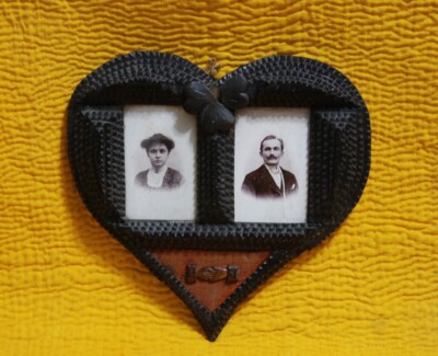 HEART SHAPE CHIP CARVED TRAMP ART FRAME ~ ORIGINAL PHOTOS ~ CLASPED ...