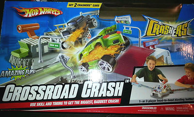2008 Hot Wheels Crashers Crossroad Crash w/ 2 cars | eBay