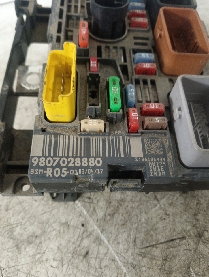PEUGEOT PARTNER / CITROEN BERLINGO UNDER BONNET FUSE BOX 9807028880 R05 ...