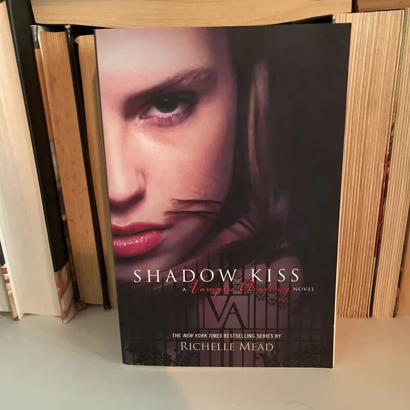 Shadow Kiss by Richelle Mead: Vampire Academy series, Book 3 ...