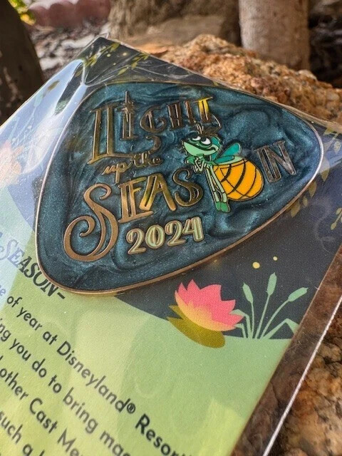 2024 Disney Cast Member Exclusive Pin Light up the Season Princess Frog ...