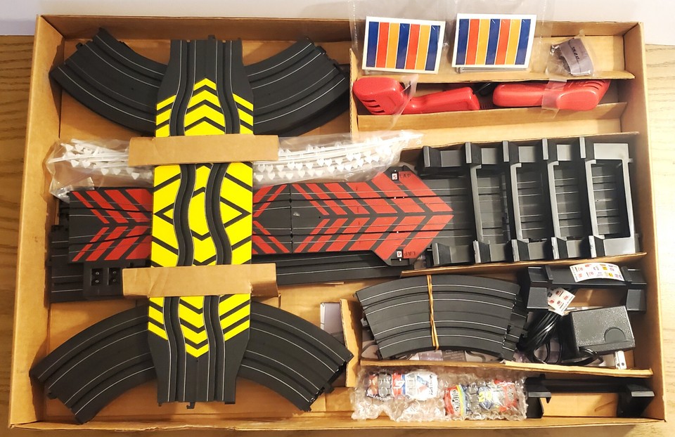 LIFE-LIKE RACING NASCAR 500 SLOT CAR SET #9528 - HO Scale 1995 -2 CARS ...