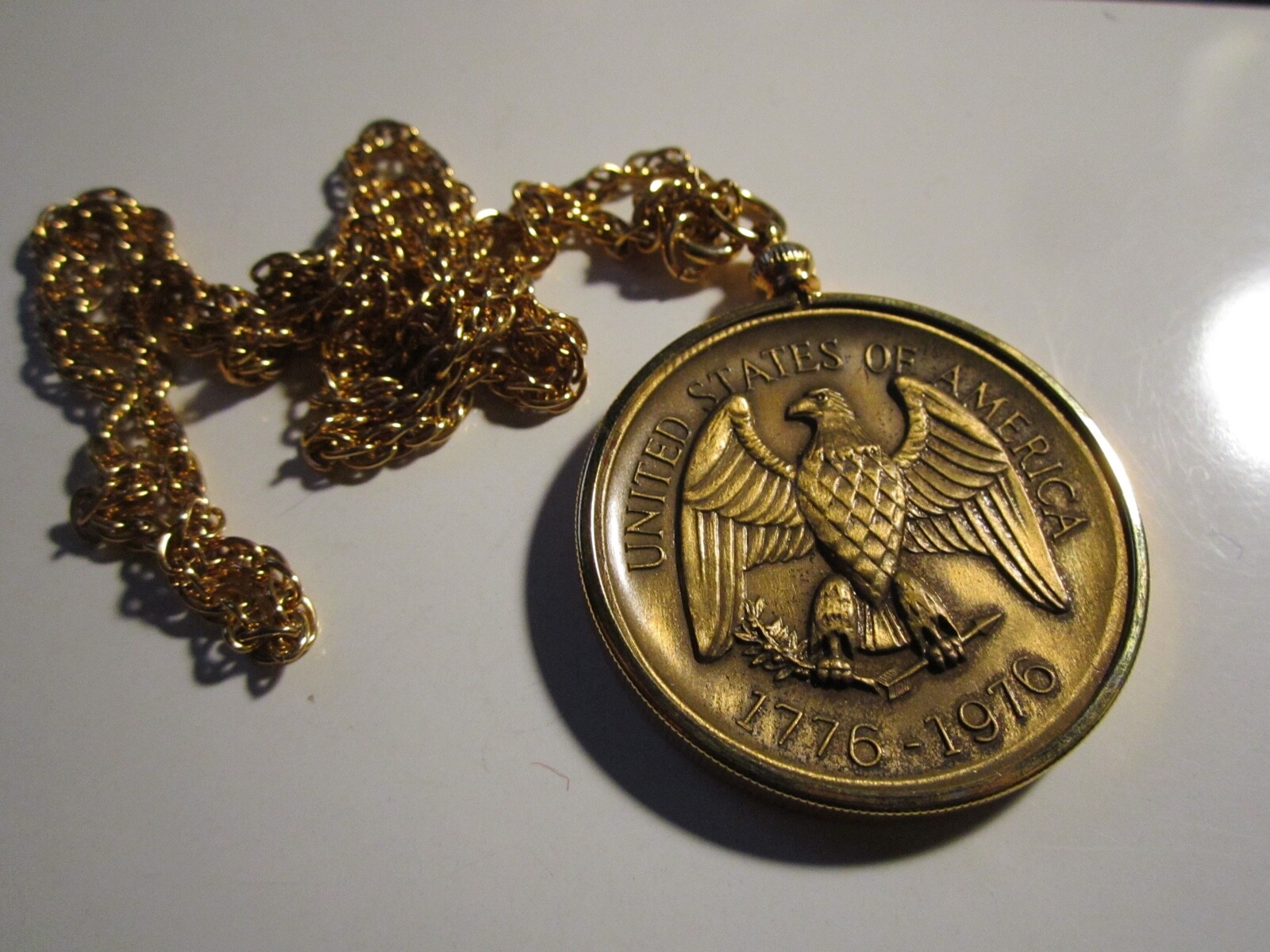 1976 BI CENTENNIAL MEDALION COIN PENDANT ON GOLD TONE… - Gem