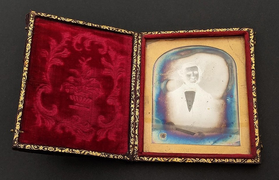 VICTORIAN DAGUERREOTYPE SIXTH PLATE GENTLEMAN HOLDING SCROLL c1840's | eBay