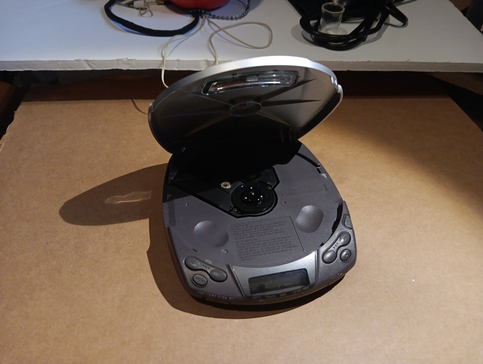 Sony Discman D-191 Silver Portable CD Player Walkman Digital Mega Bass ...