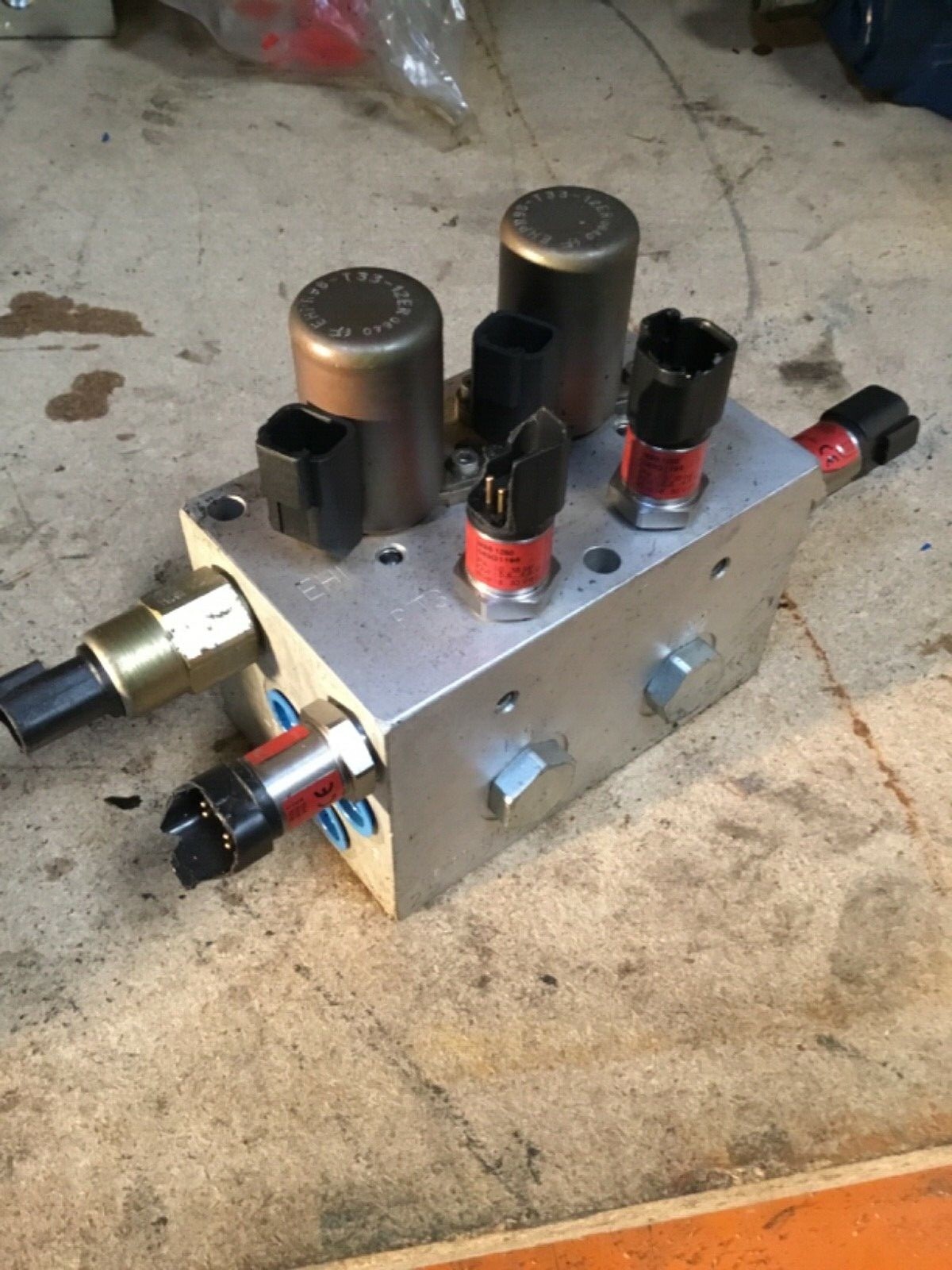 GENUINE JCB VALVE BLOCK ASSEMBLY P/N 25/223205 | eBay UK