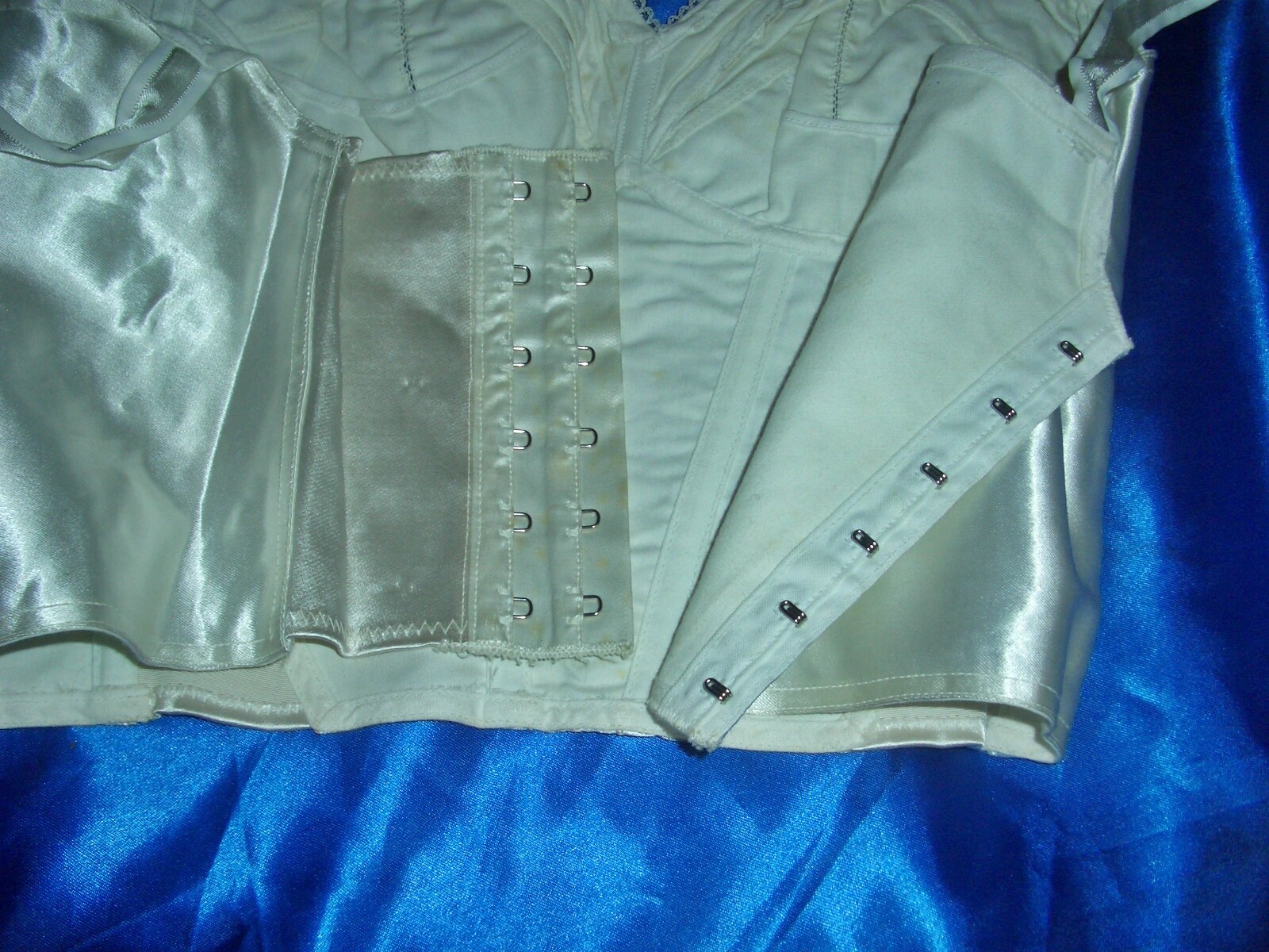 VINTAGE Triumph Fina Glanz Satin Spitzen Long BH weiß Cup B Pin Up Bra ...