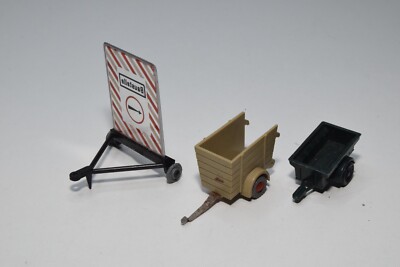 B46 1:60 ?? SIKU PLASTIC LOT 3X: 2X SMALL TRAILER AND CONSTRUCTION SITE ...