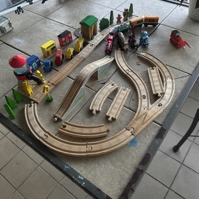 Thomas The Train Set Bundle Lot wooden track.8magnetic carts and more ...