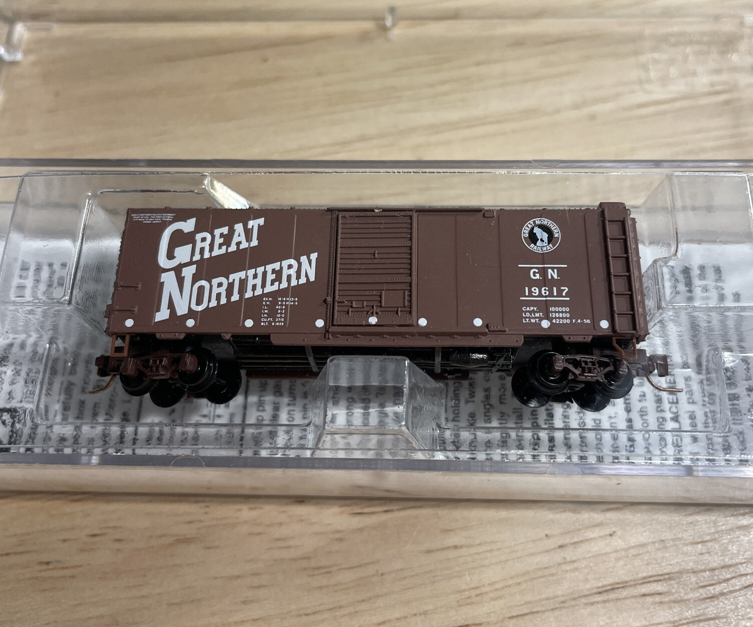 Micro Trains Z Scale 40' Box Car, Single Door, Great Northern Circus ...