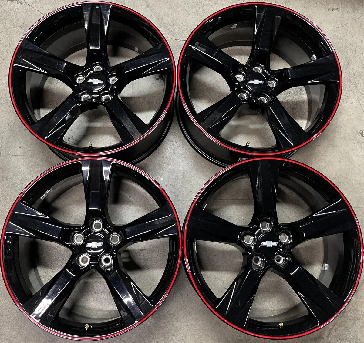 Camaro 2022 Black With Red Stripes