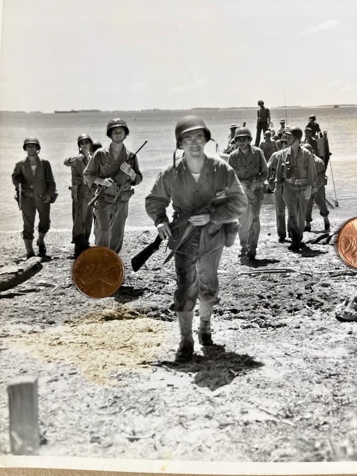WWII WW2 US Marine Corps Press Photo US Army Soldier Beachhead Majuro ...