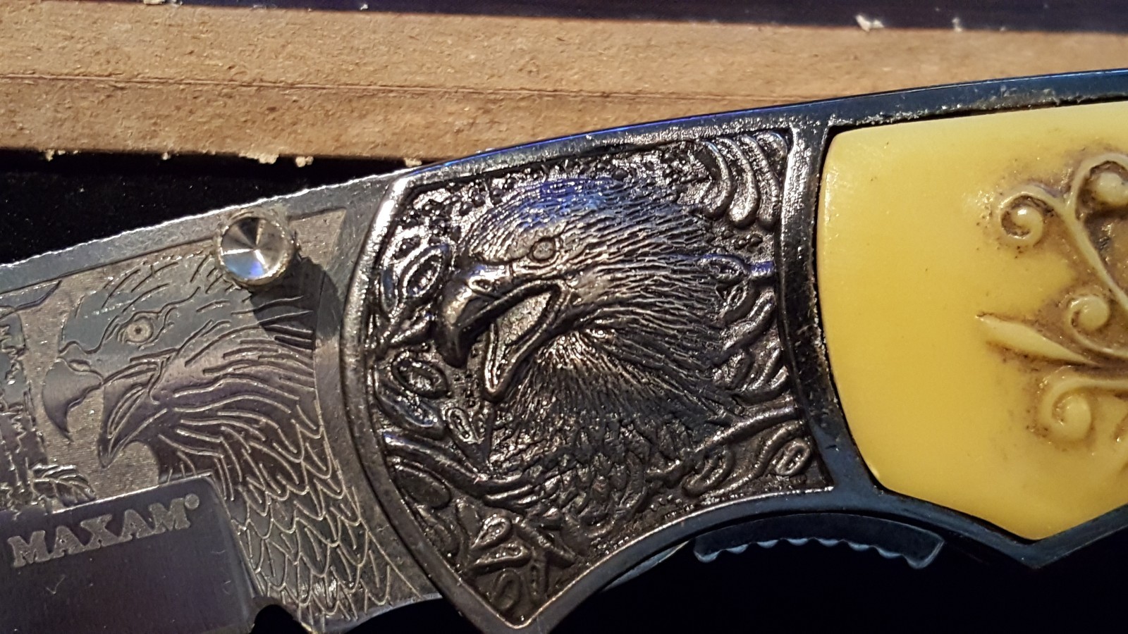 Maxam SKFBE Liner Lock Folding Knife Bald Eagle collectors edition Wood ...