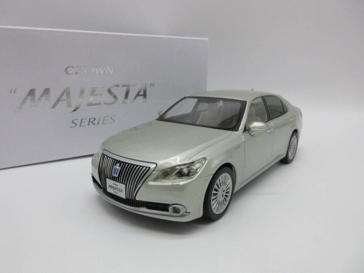 1/30 Crown Majesta 210 Series Color Sample for Miniature Car Precious ...