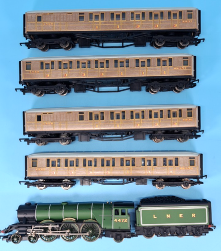 Hornby OO Gauge - LNER 4-6-2 Class A3 'Flying Scotsman' 4472 with 4 ...